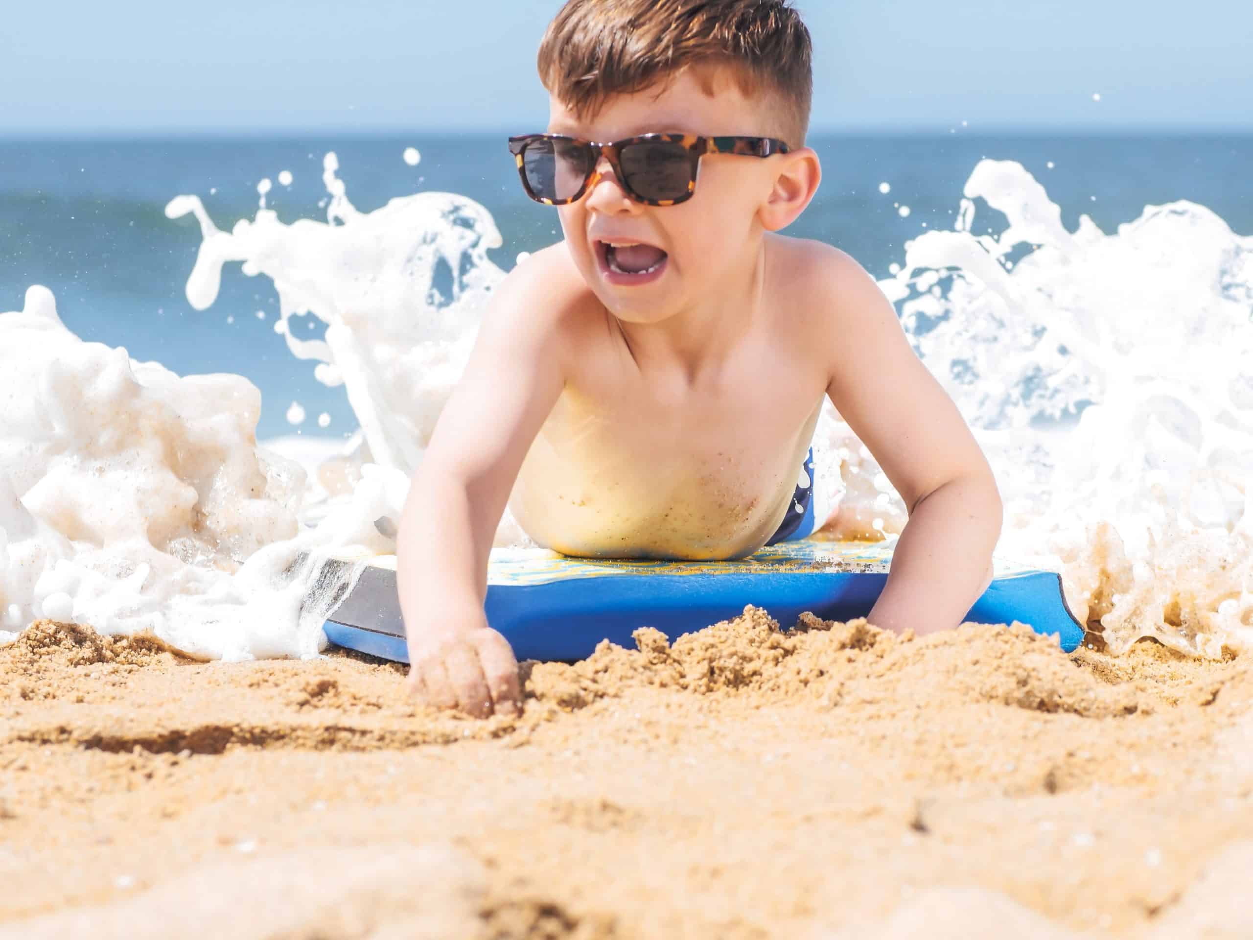 Comment bien protéger mon enfant du soleil ? - Le Nidou